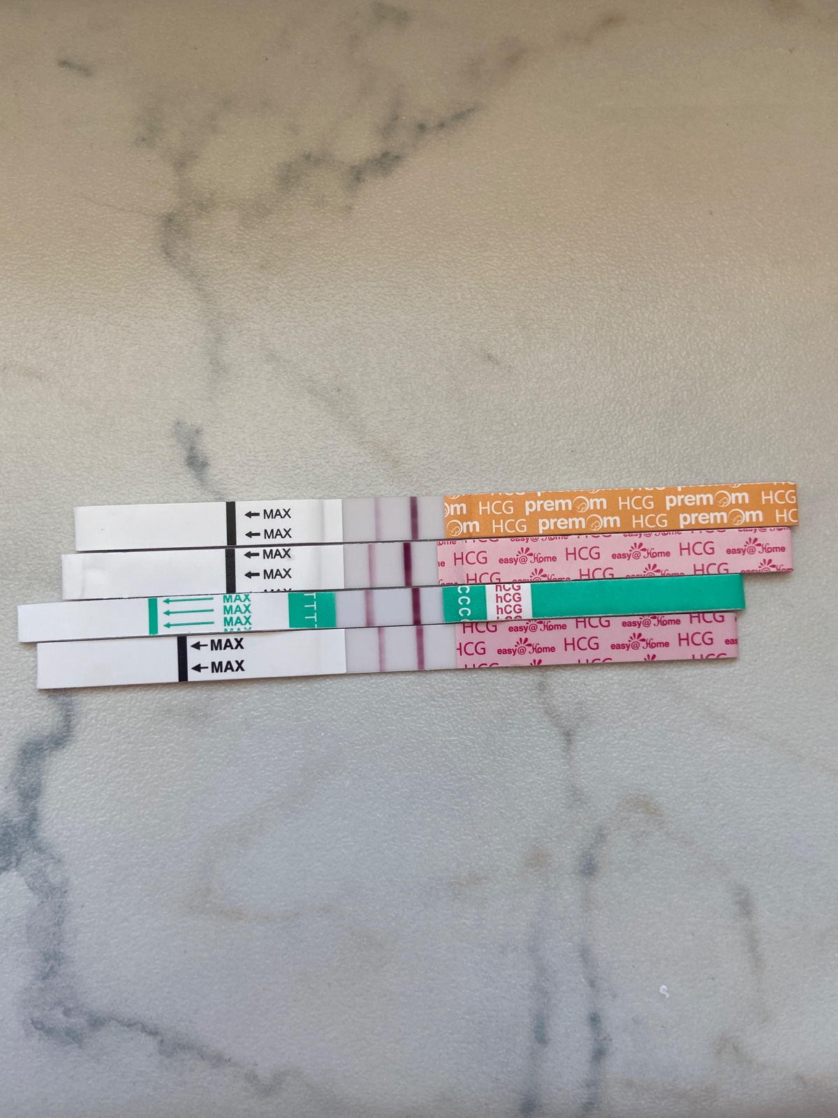 Čiarky slabo silnejú - Modrý koník